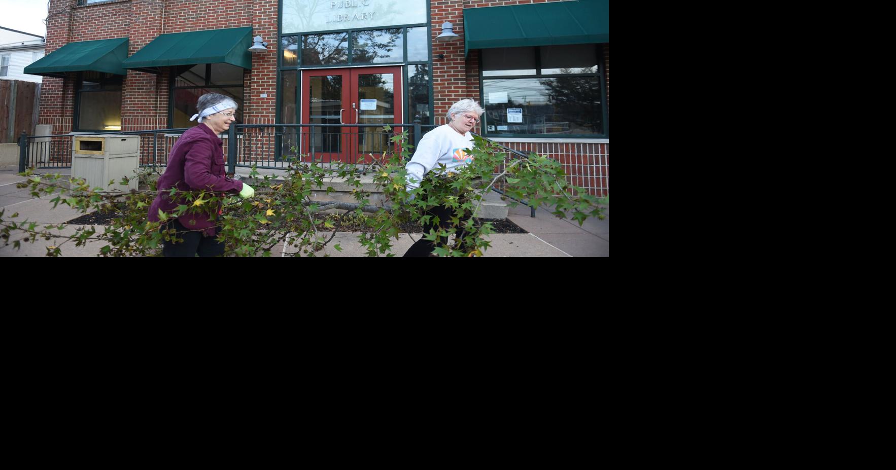 Library volunteers work to improve Elizabethtown library [photos ...