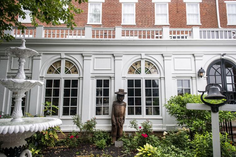 Carving of General John Sutter removed from General Sutter Inn amid ...