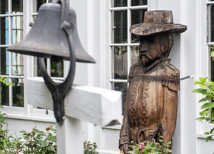 Carving of General John Sutter removed from General Sutter Inn amid ...