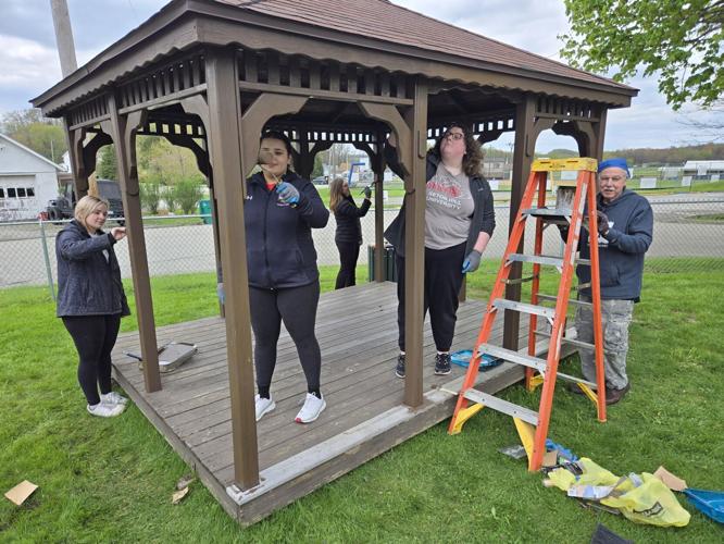 Project Hope: Seton Hill students refresh Derry gazebo | | latrobebulletinnews.com