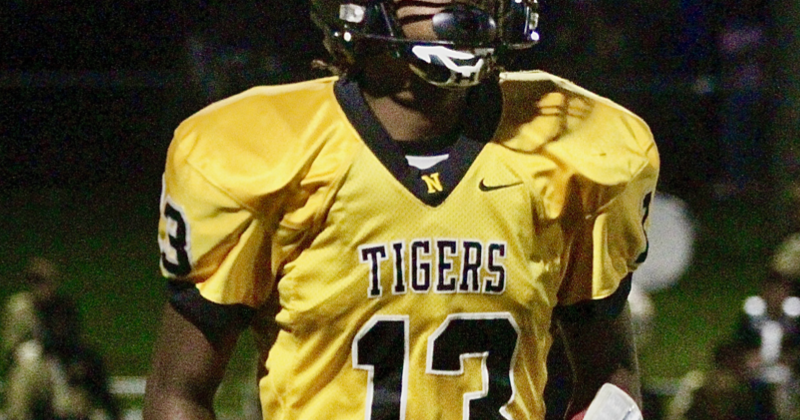 Two-way quarterback | Football | leader-call.com
