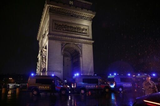 Paris police shoot dead knife man at Arc de Triomphe | National ...