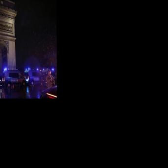Paris police shoot dead knife man at Arc de Triomphe | National ...