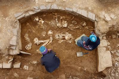 Skeletons unearthed in ‘incredibly rare’ 5,000-year-old Scottish tomb ...