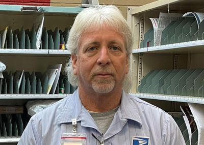 Letter carrier saves residents from burning apartment, USPS to ...