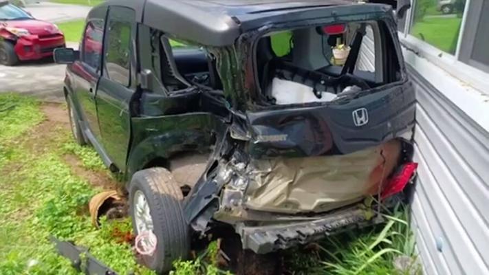 Vehicle crashes into East Ridge home, suspected driver on the run ...