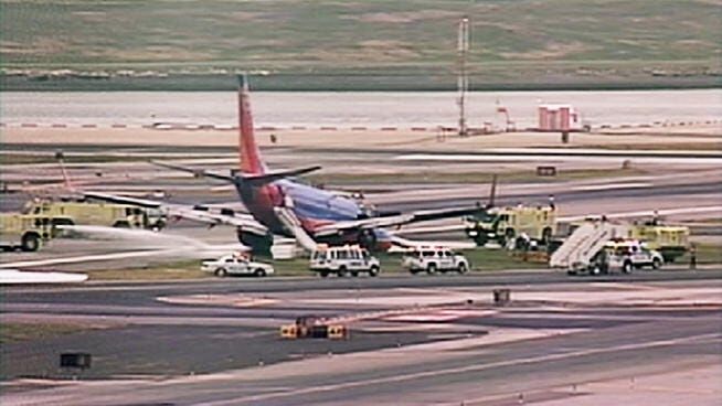 Southwest Plane Lands at LaGuardia with Nose Gear Collapse | What's ...