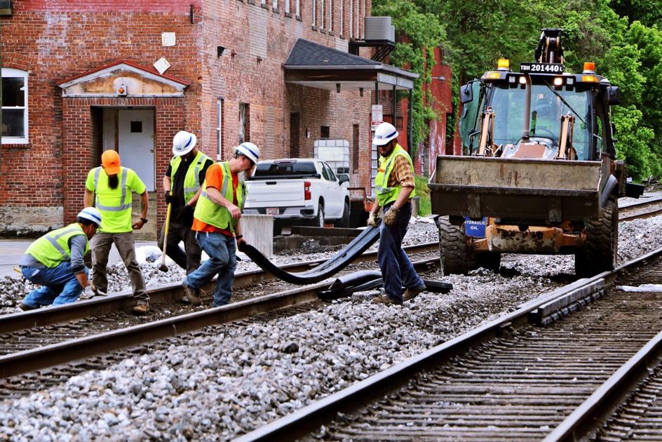 CSX employees perform track maintenance | News | loganbanner.com