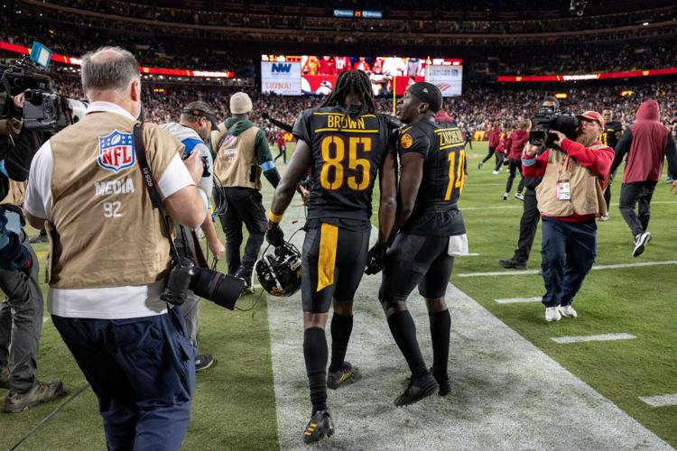 PHOTOS: Last-second Hail Mary lifts Commanders to 18-15 win over Bears ...