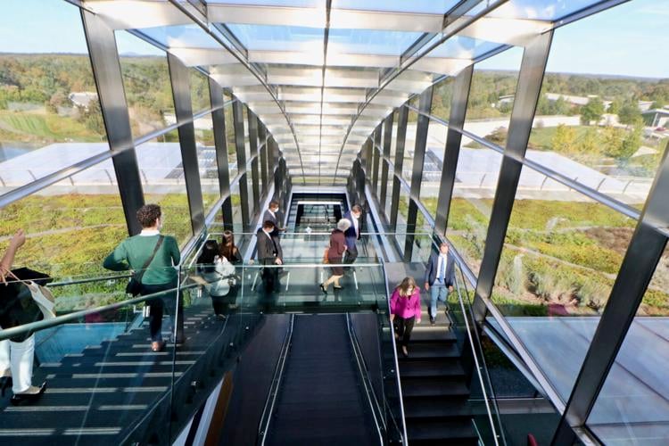 Warner, Wexton observe COVID-19 response efforts at Janelia campus in ...