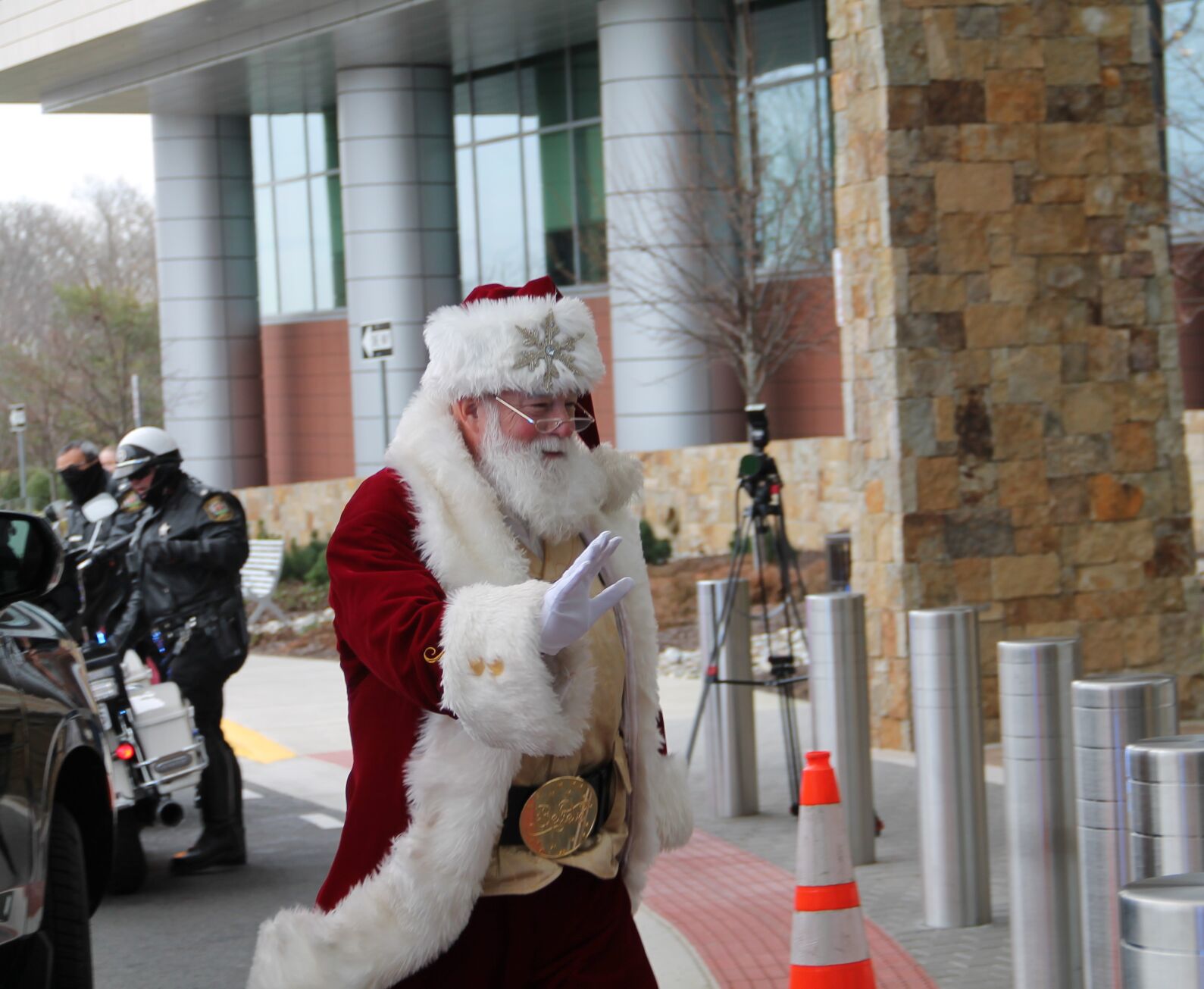 Santa, sheriff help brighten the holidays for children at Inova ...