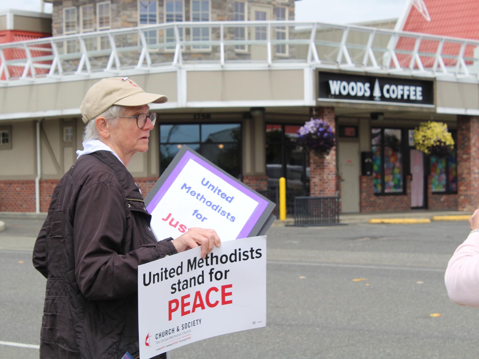 Small crowd at ‘No Kings’ protest in Lynden | News | lyndentribune.com