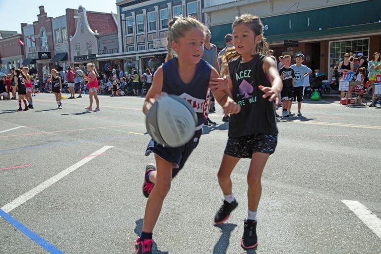 Razz Fest: Hooping in the street | Sports | lyndentribune.com