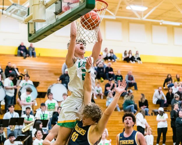 PHOTO GALLERY: Lynden gets win on senior night | Sports | lyndentribune.com