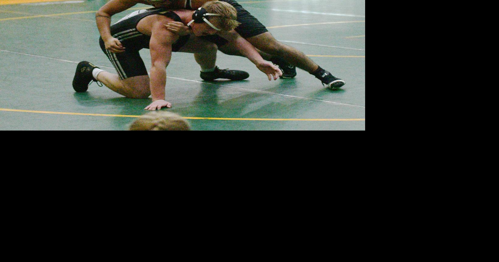 Lynden boys wrestling beat Meridian and Nooksack | Sports | lyndentribune.com