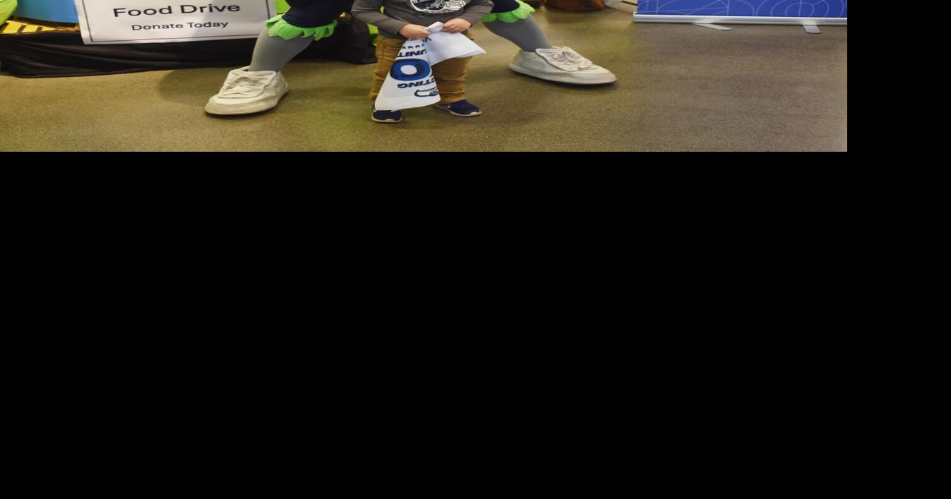 PHOTO GALLERY: Seahawks’ mascot makes appearance at Lynden Safeway ...