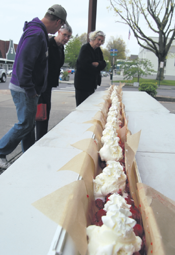 Prepping a world record shortcake for Lynden | News | lyndentribune.com