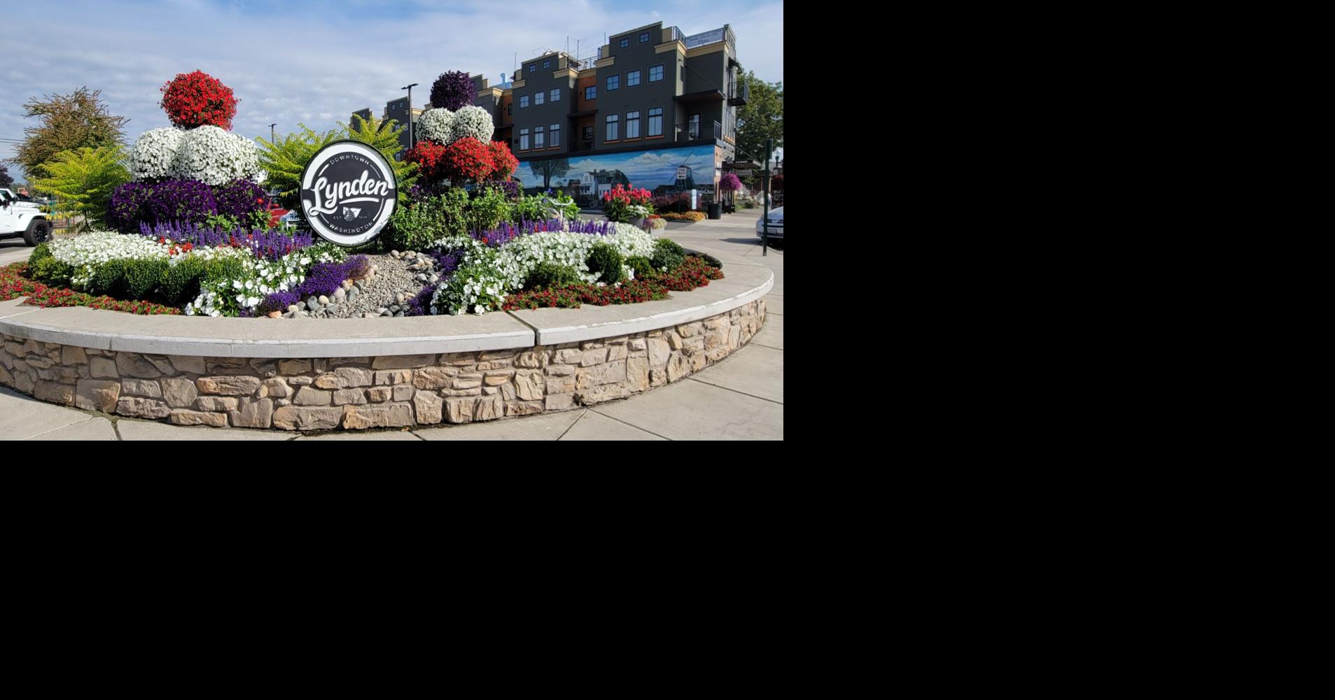 flowers in downtown Lynden | | lyndentribune.com
