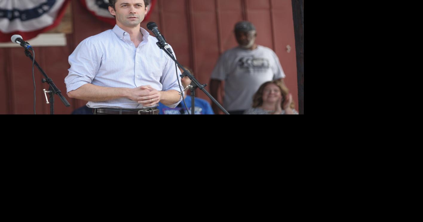 Senator Mark Kelly, Gabby Giffords, make surprise appearance with ...