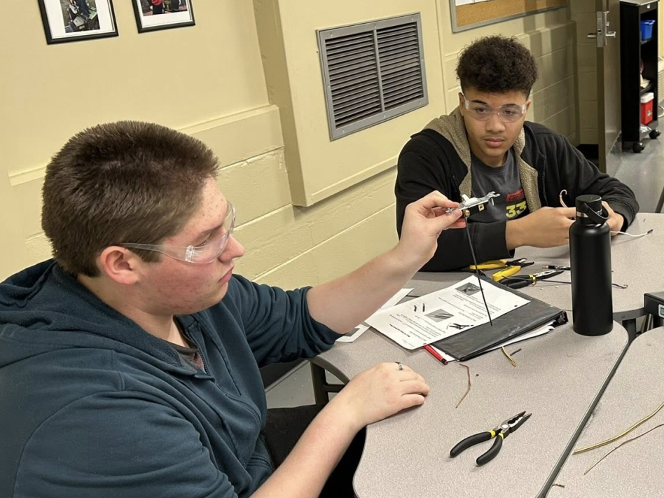CHS ag class works on write splicing | School | mainstreetnews.com