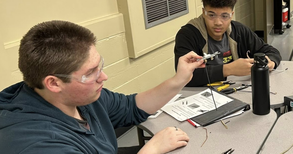 CHS ag class works on write splicing | School | mainstreetnews.com