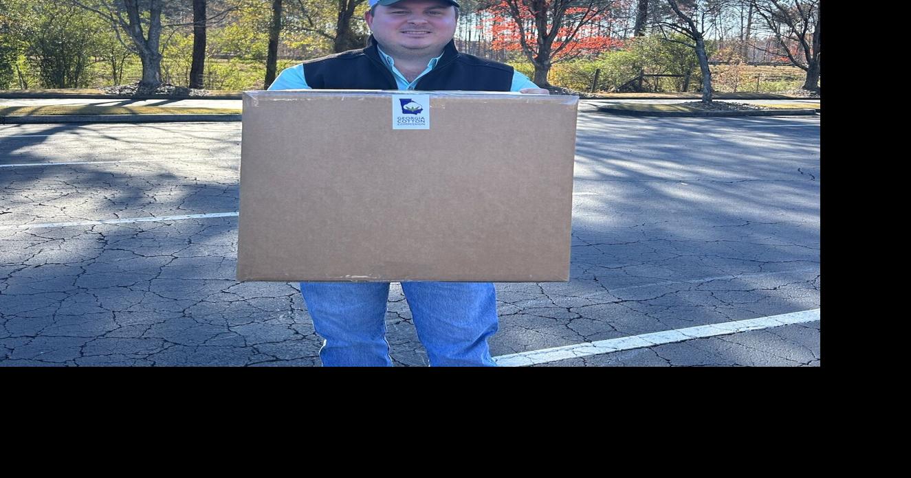 Cotton commission makes sock donation | Features | mainstreetnews.com