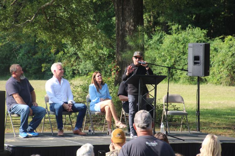 City limit sign honoring hometown country star Justin Moore unveiled in ...