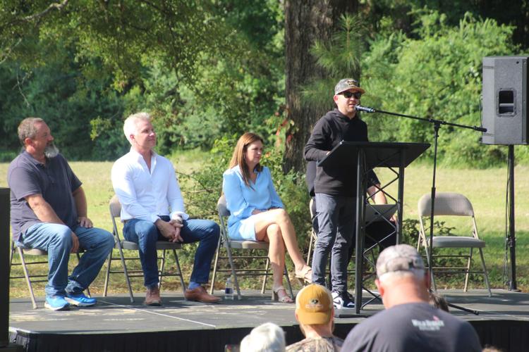 City limit sign honoring hometown country star Justin Moore unveiled in ...