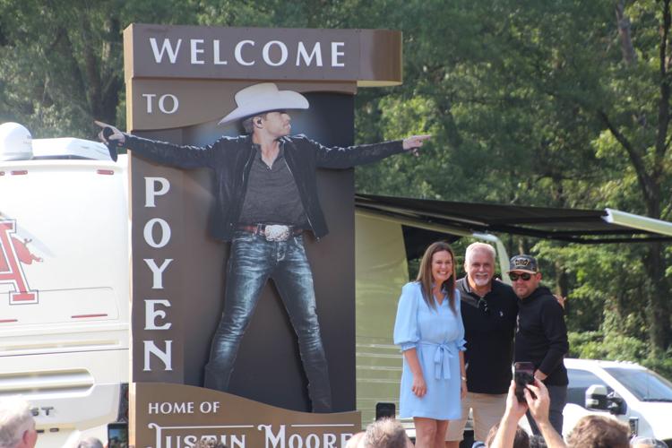 City limit sign honoring hometown country star Justin Moore unveiled in ...