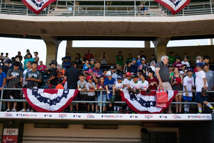 MLB players workout at Les Murakami Stadium | Photos | manoanow.org