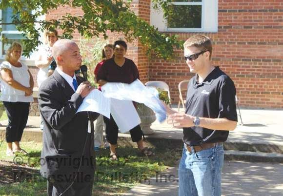 NASCAR driver Ragan rewards young readers