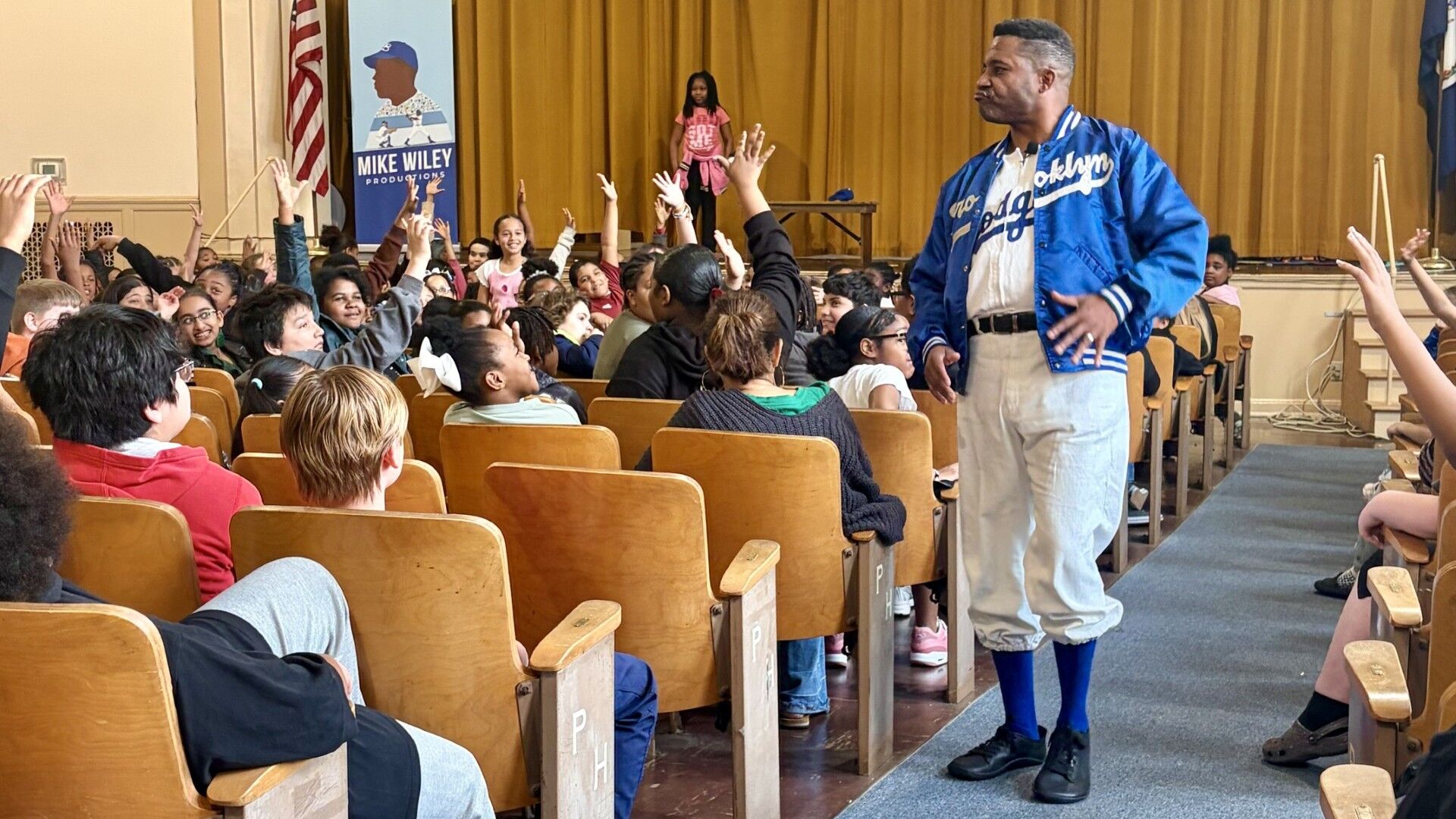 Actor brings Jackie Robinson story to Martinsville