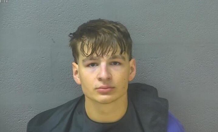 Witnesses subdue Walmart robbery suspect in Virginia