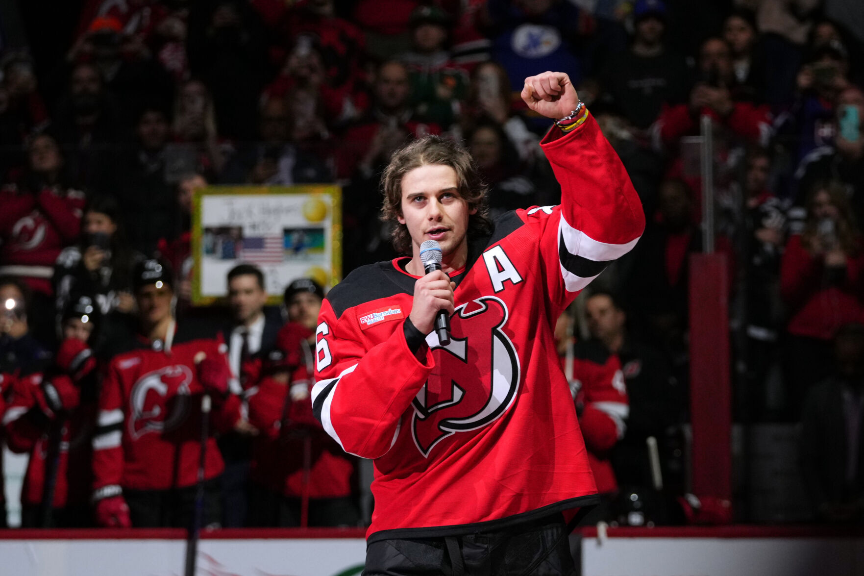 Hilary Knight delivers U.S. hockey joke on 'SNL'