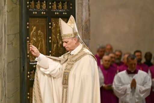 Last 'holy door' at St Peter's closes to end Catholic jubilee year ...