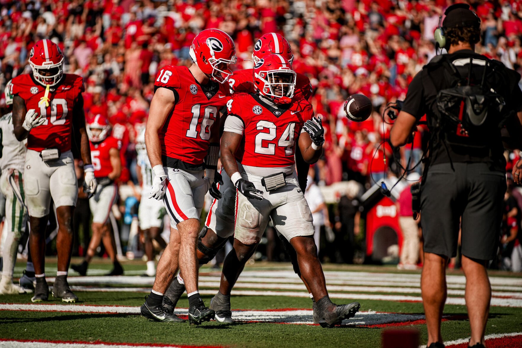 Bo Walker Shines in Georgia Bulldogs Win over Charlotte | Sports ...