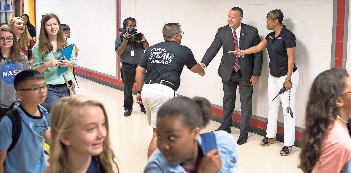Cobb Superintendent Ragsdale welcomes back students at Lovinggood | News | mdjonline.com