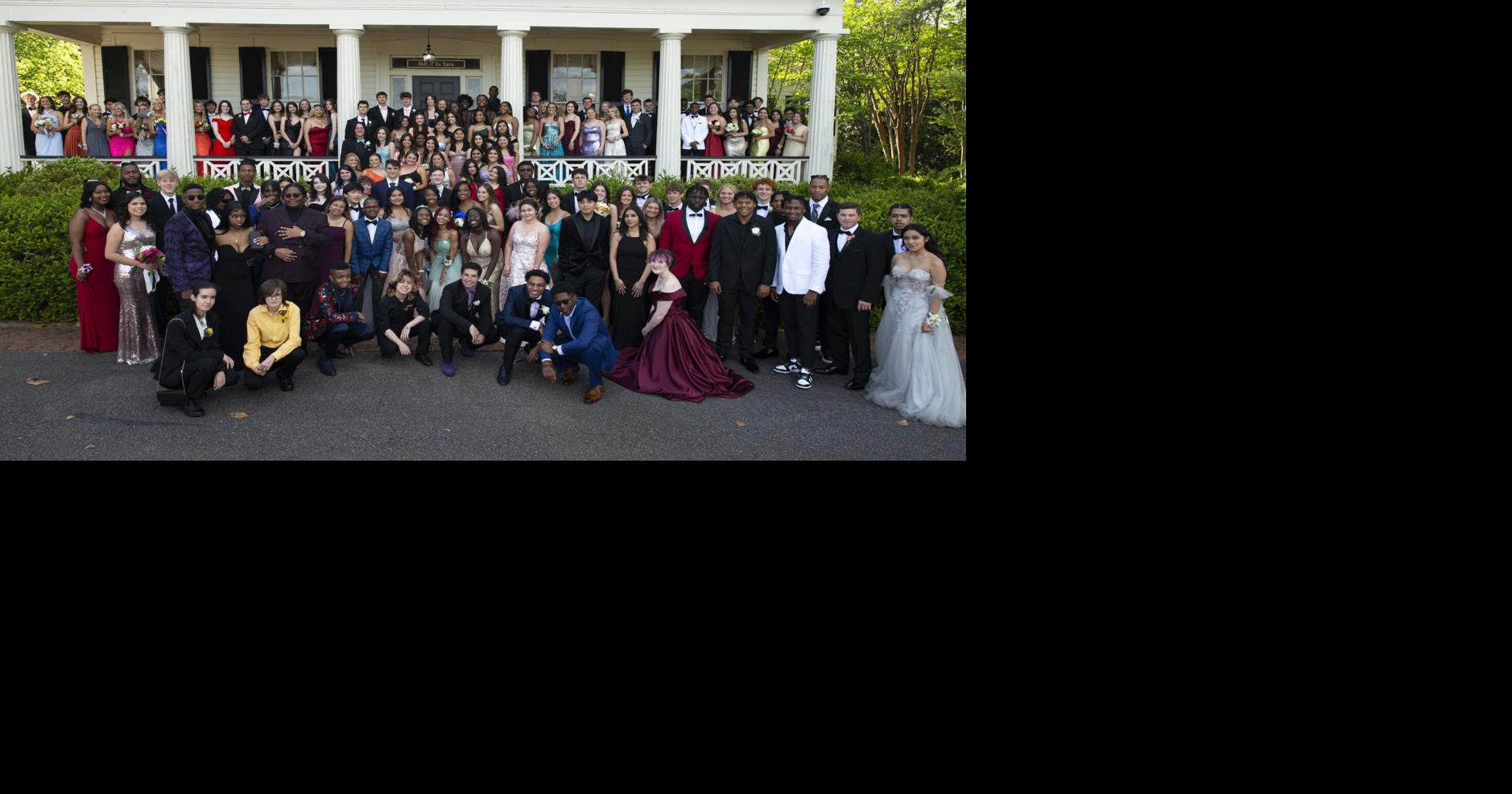 'A Marietta tradition': MHS students gather for annual prom photo ...