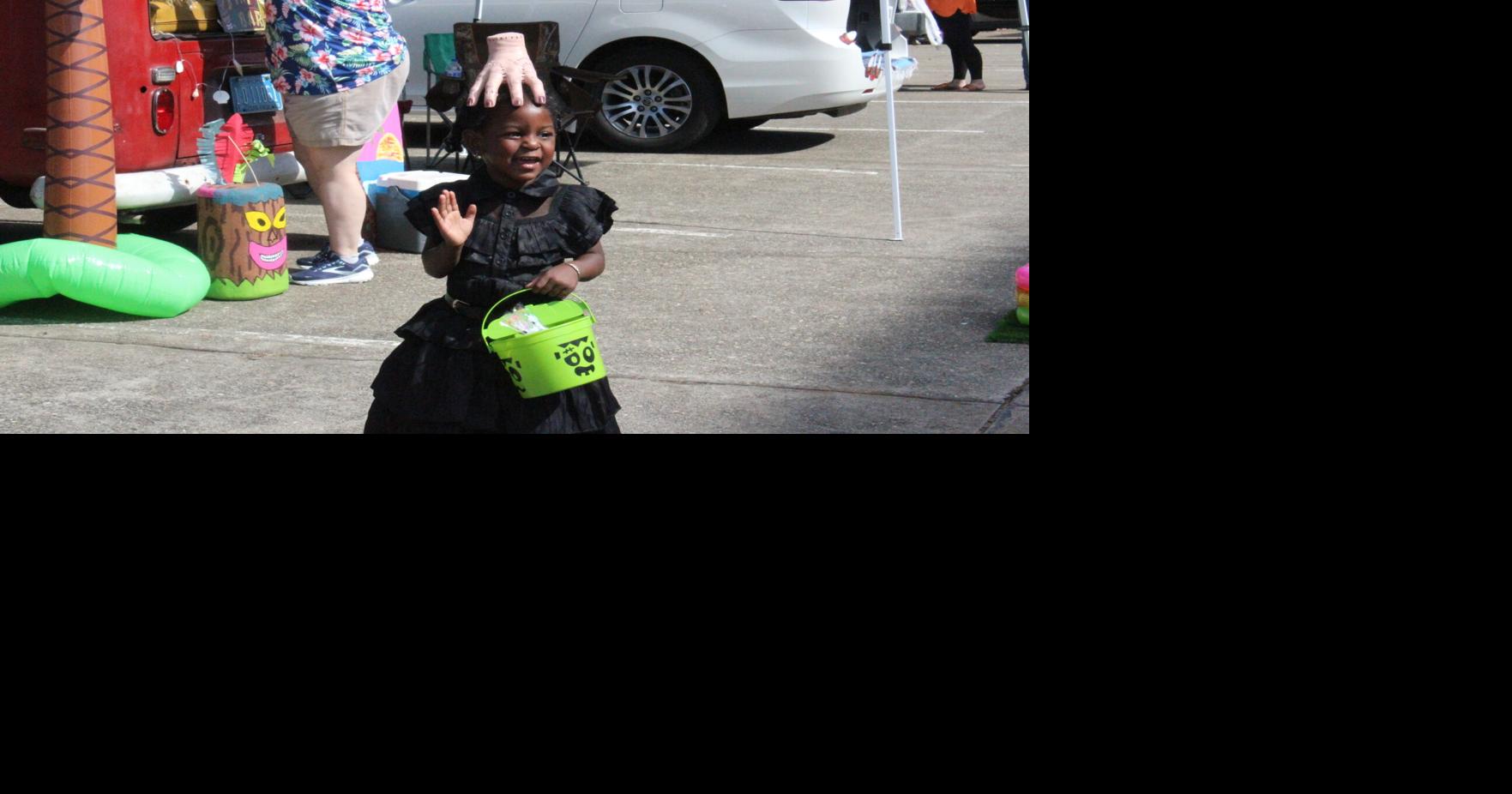 Cobb Police hand out candy for safe Halloween event | Local News ...