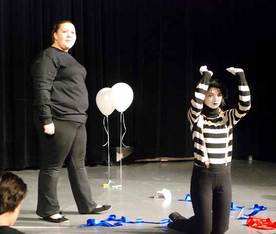 Isle actors tackle edgy one-act | Arts/Entertainment | messagemedia.co