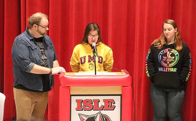 Veterans Day at Isle High School | Education | messagemedia.co