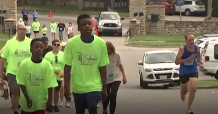 Ralph Yarl walks at community brain injury event | National & World ...
