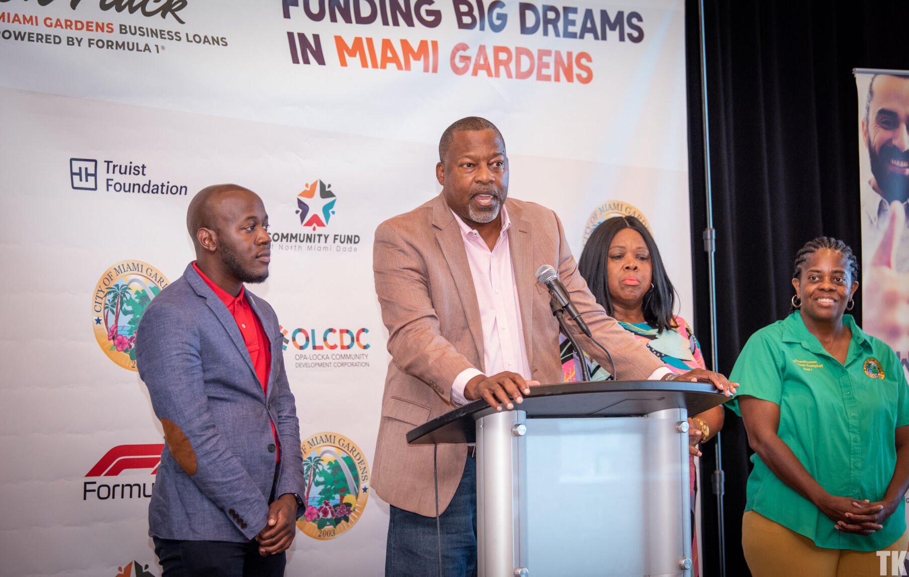 Miami Gardens re-elects Rodney Harris as mayor with overwhelming ...