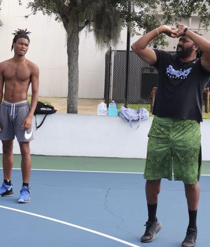 Howard gives an assist to others who want to live "Hoop Dreams ...