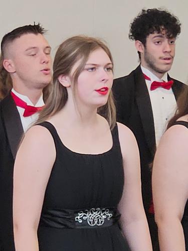 Sebring High Show Choir offers merry harmonies at chamber breakfast ...