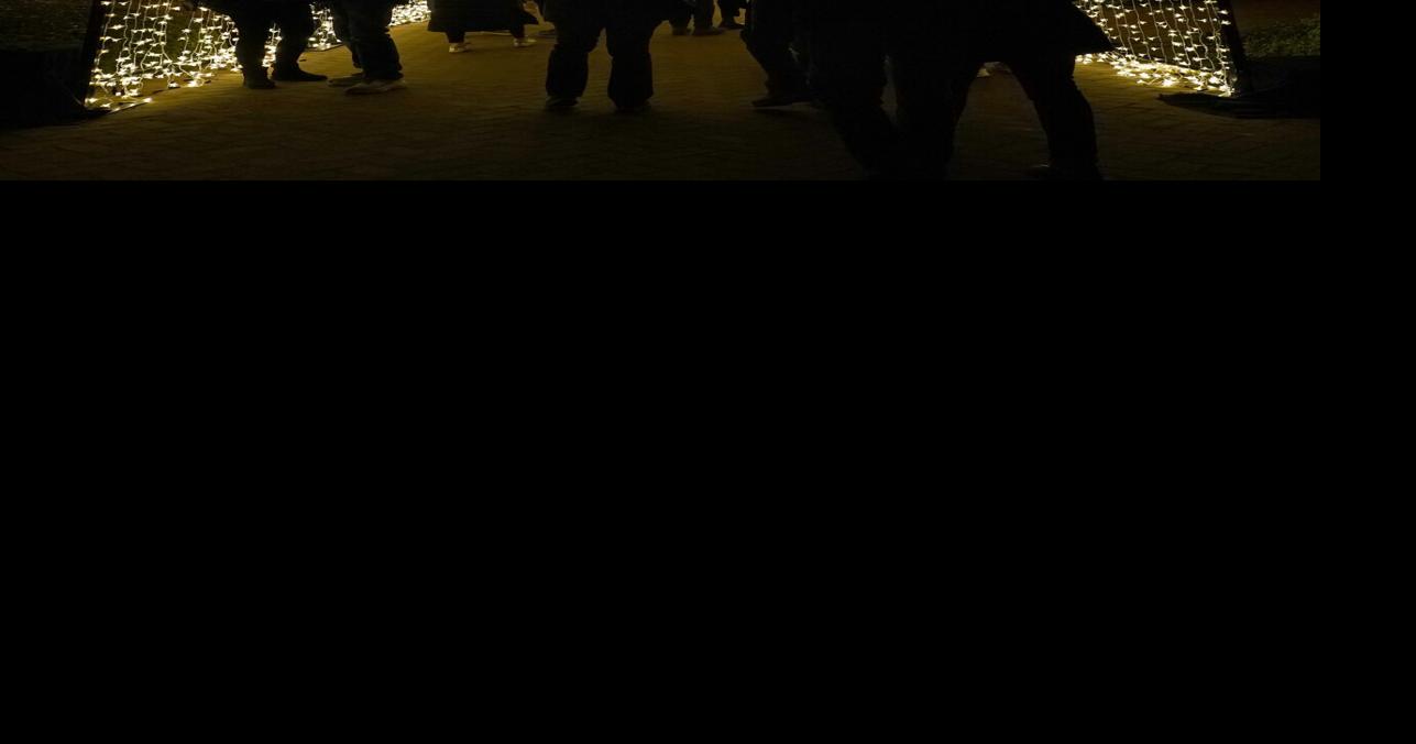 Thousands of lights at Chicago Botanic Garden illuminate tunnels ...