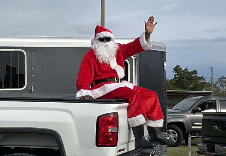 Santa rolls in to Christmas in the Park | Highlands News-Sun ...