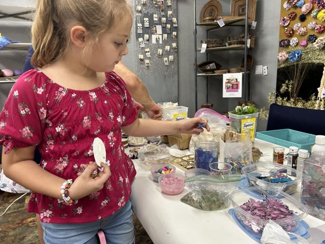 Artists express creativity in Driftwood Decor class | Highlands Sun ...