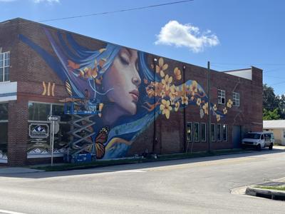Mason begins mural in Avon Park | News | midfloridanewspapers.com