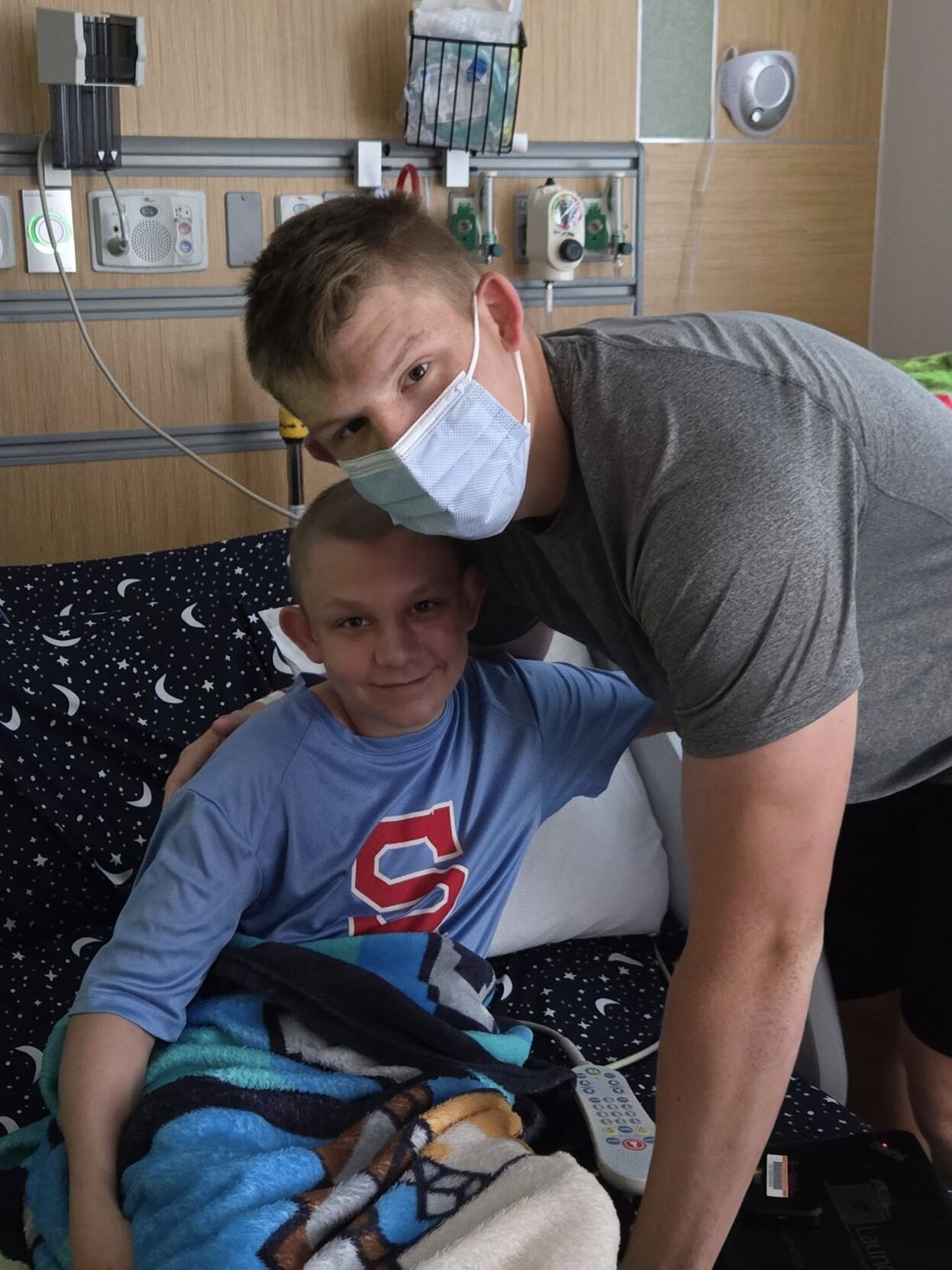 Brotherly love: Eric Harrison donates bone marrow to help brother Ethan ...